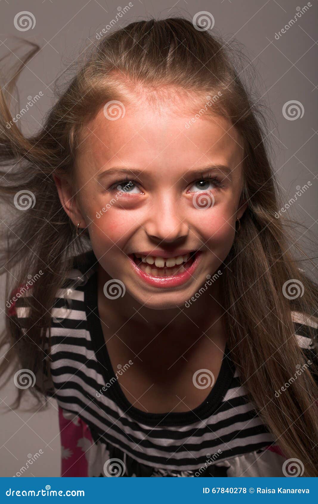 Fille assez petite photo stock. Image of suggérez, yeux - 67840278