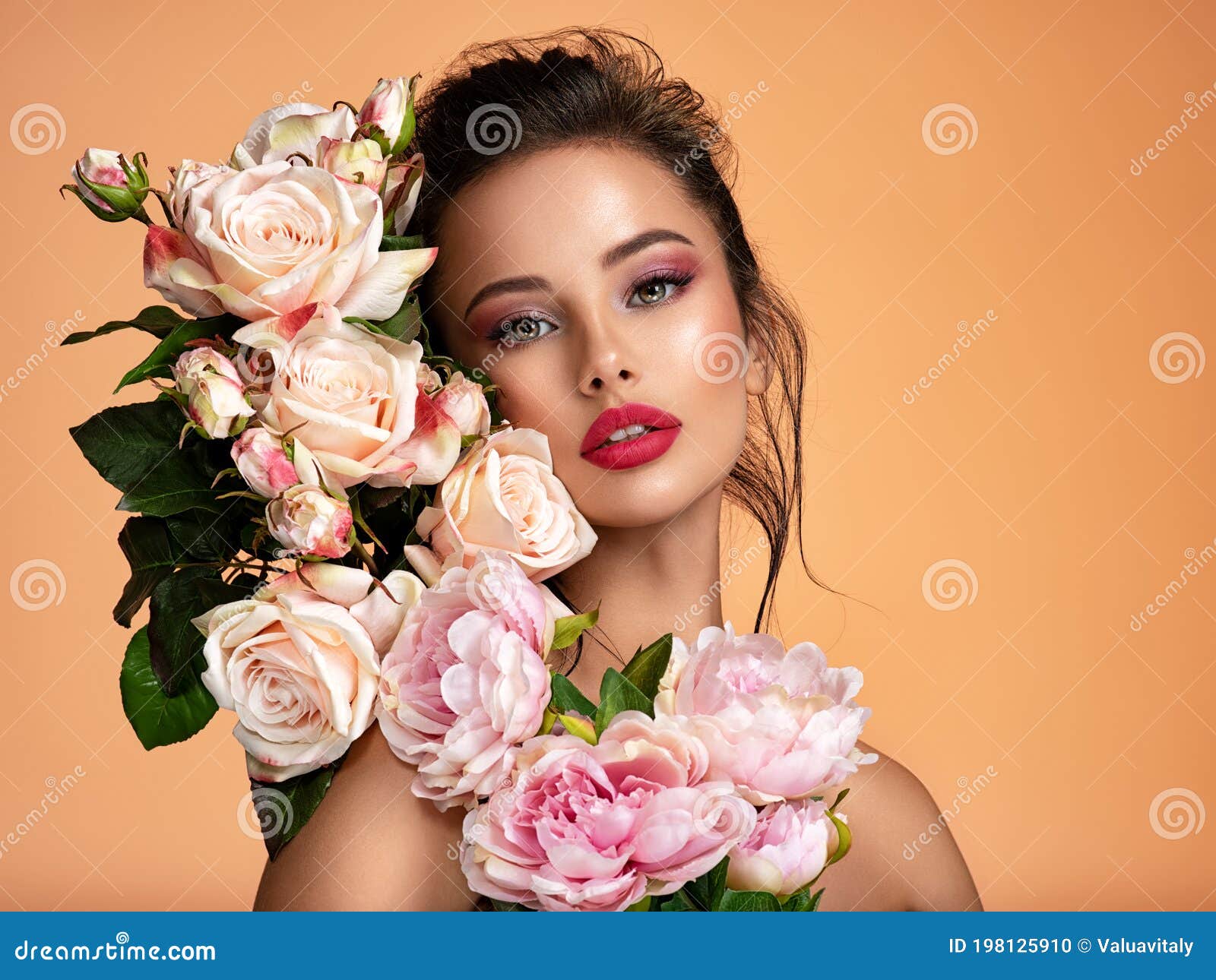 Fille Attirante Brune Avec Grand Beau Bouquet De Fleurs Belle Fille
