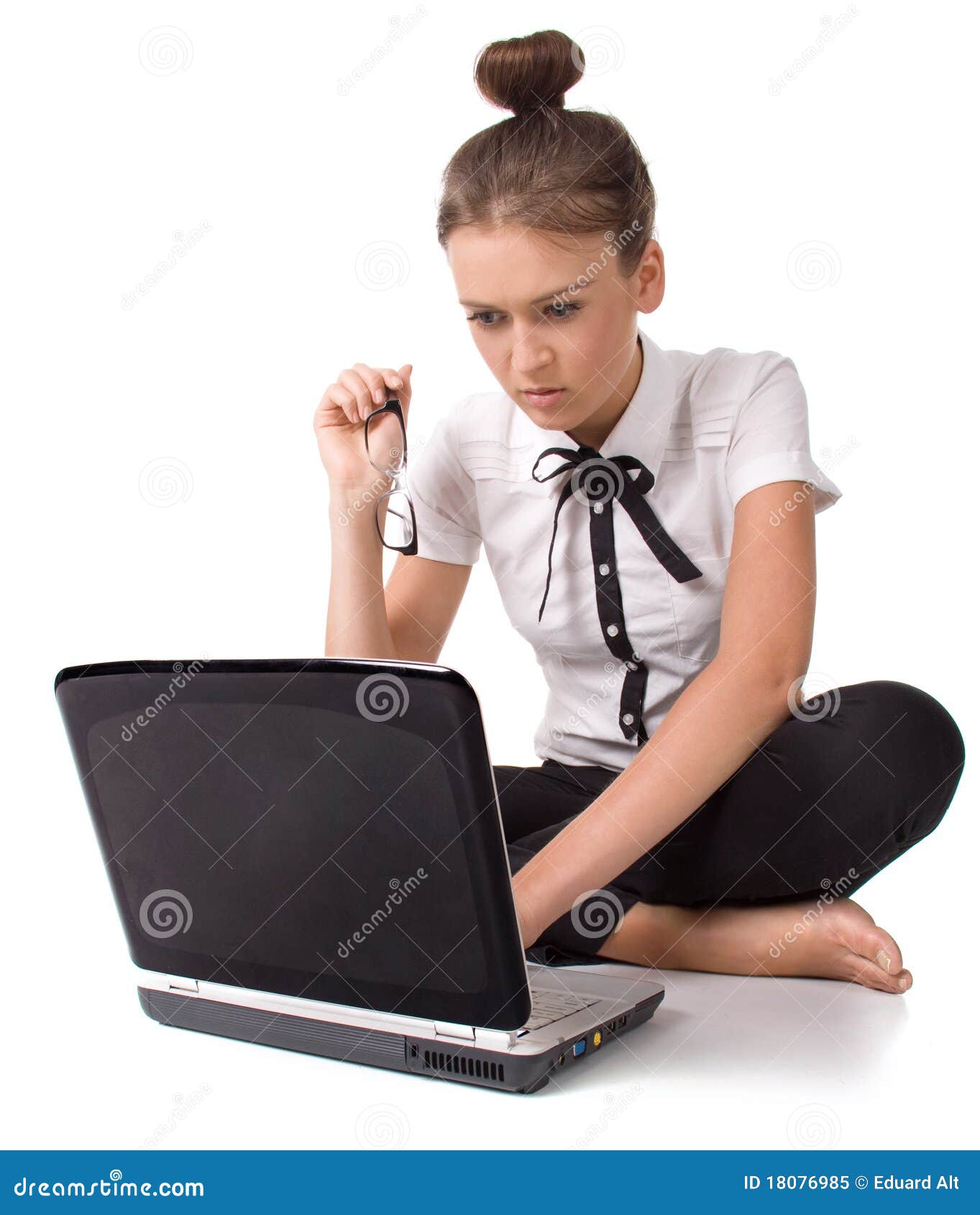 Fille Aux Pieds Nus Sasseyant Sur Le Floo Et Les Travaux Image Stock