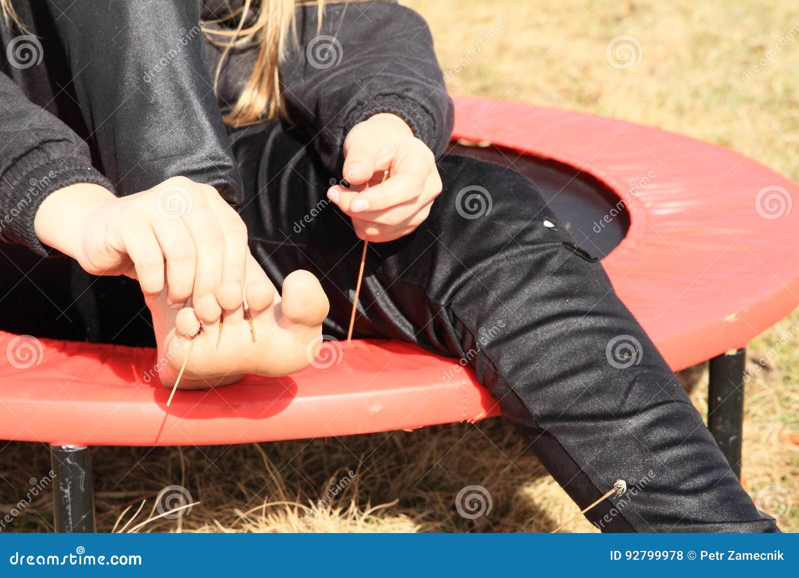 Fille Aux Pieds Nus Sasseyant Sur Le Trempoline Photo Stock Image Du