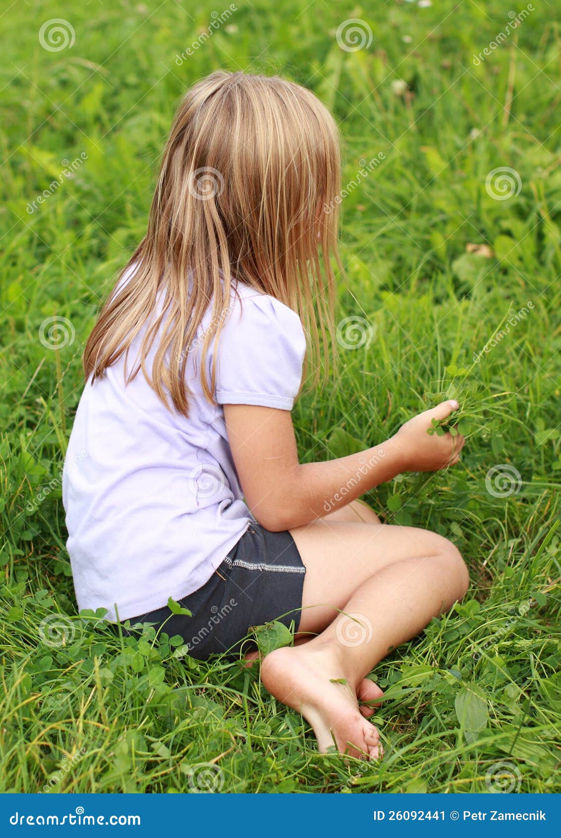 Fille Aux Pieds Nus Sur Lherbe Image Stock Image Du Pied Séance