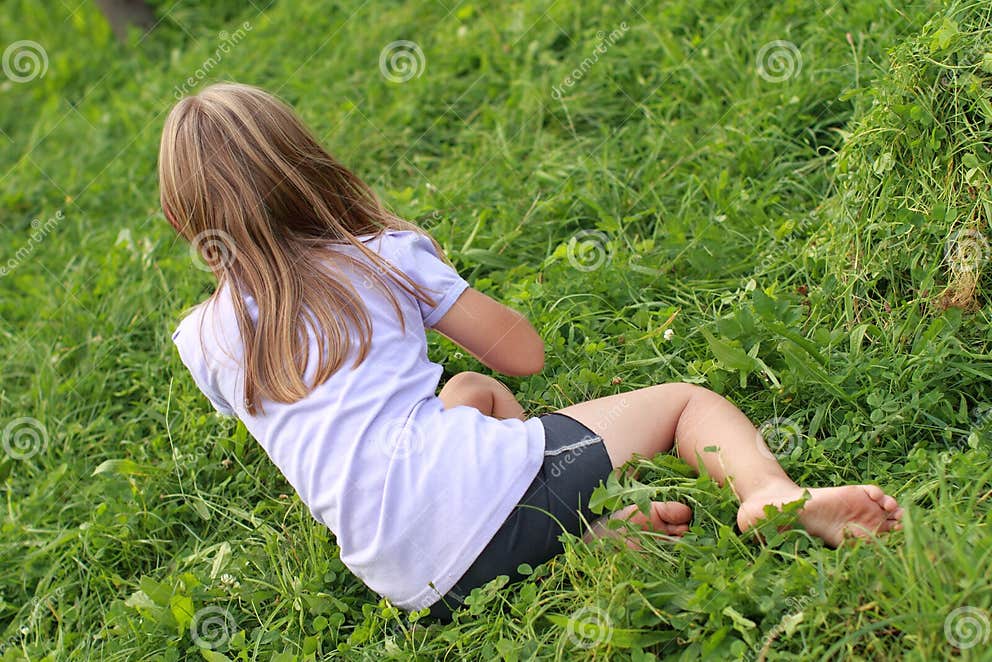 Fille Aux Pieds Nus Sur Lherbe Photo Stock Image Du Pieds Jeune