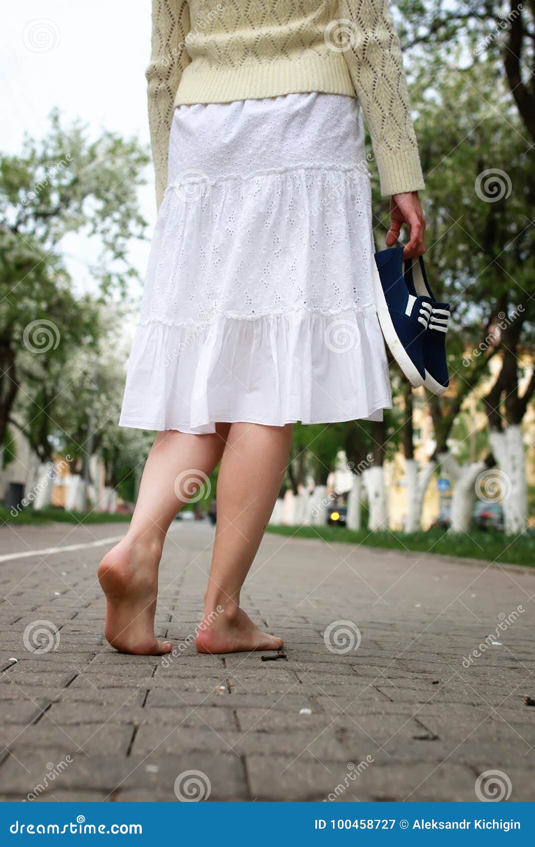 Fille Aux Pieds Nus Sur La Rue Image stock - Image du africain, sunset ... Fille Aux Pieds Nus Sur La Rue Image stock - Image du africain, sunset ...