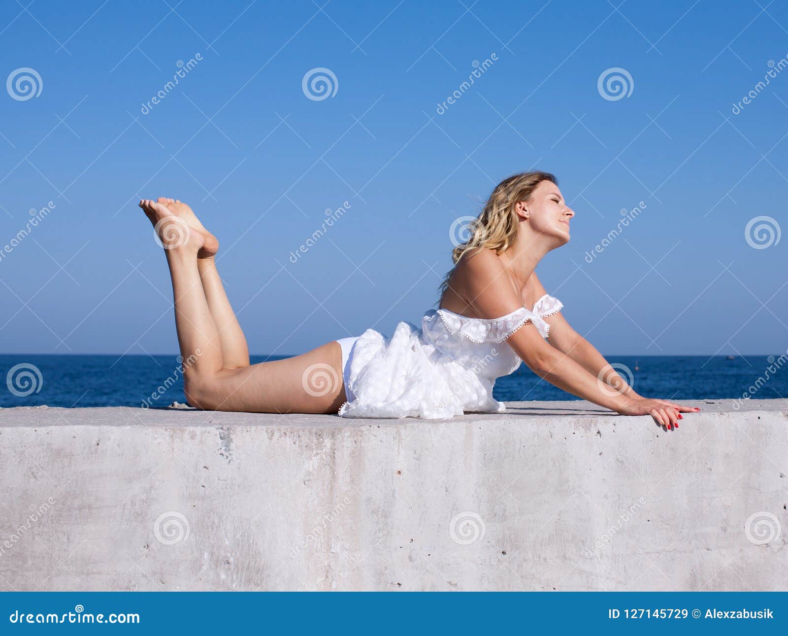 Fille Aux Pieds Nus Sur Le Bord De Mer Image Stock Image Du