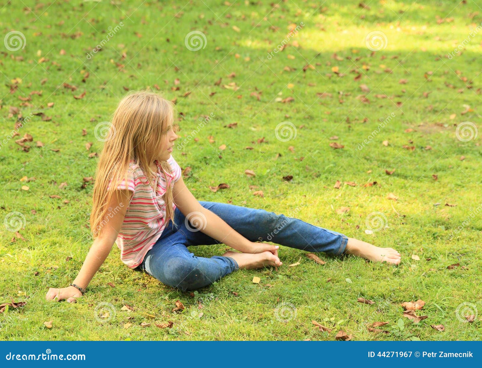 Fille Aux Pieds Nus Sur Le Pré Photo stock - Image: 44271967 Fille Aux Pieds Nus Sur Le Pré Photo stock - Image: 44271967