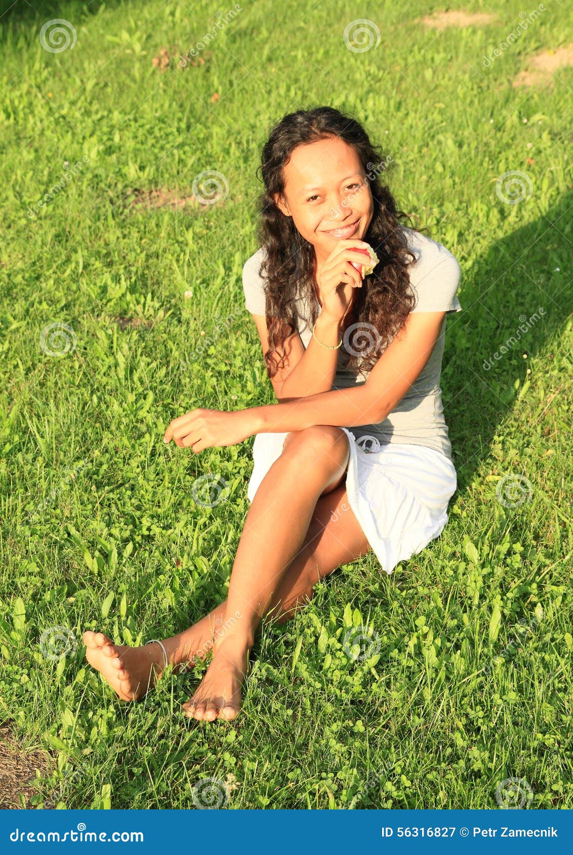 Fille Aux Pieds Nus Sur Le Pré Photo stock - Image: 56316827 Fille Aux Pieds Nus Sur Le Pré Photo stock - Image: 56316827