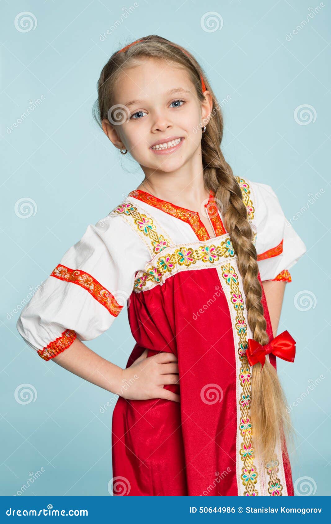 Fille Avec Dans Le Costume Russe Traditionnel Photo stock - Image of ...