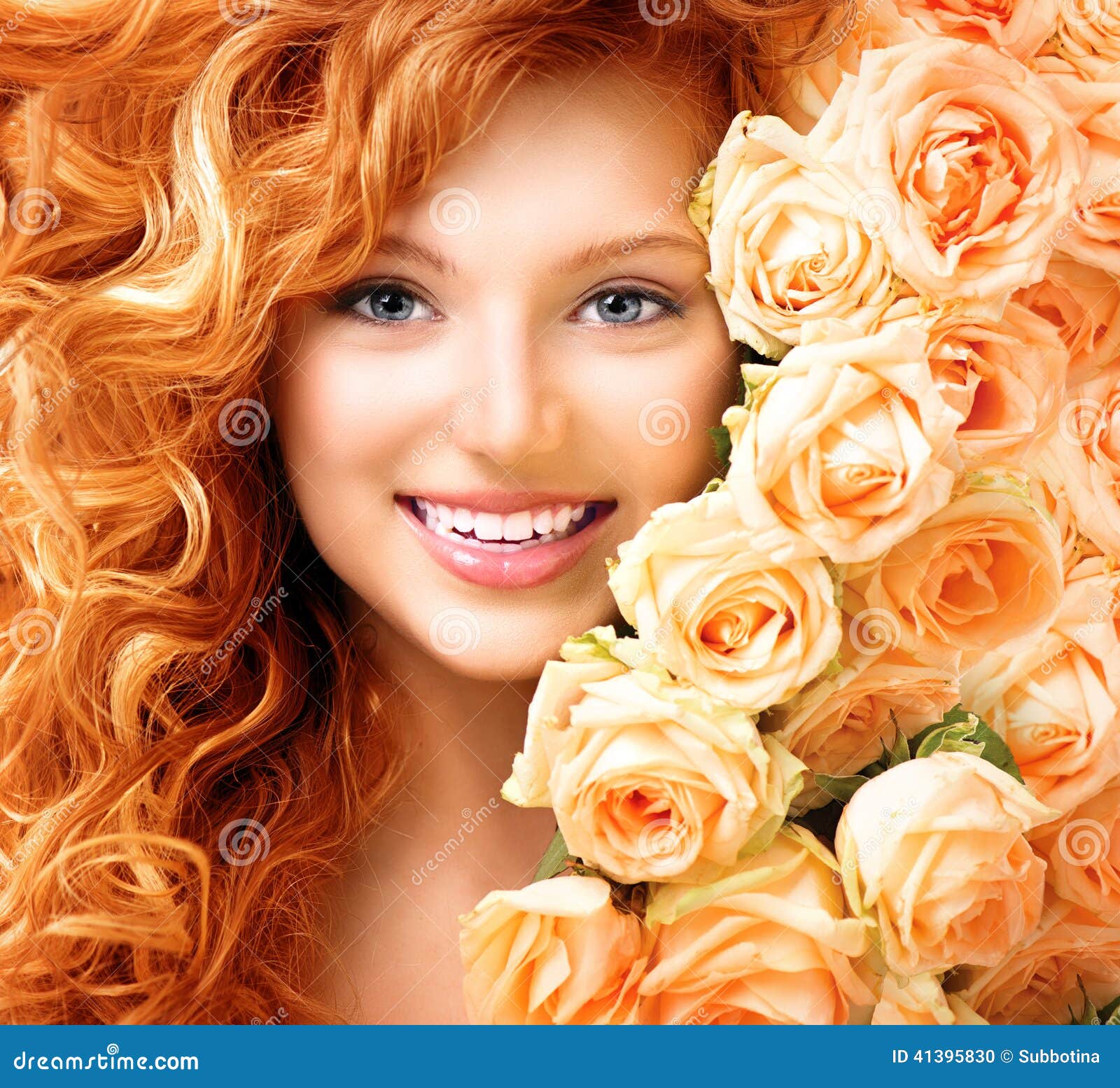 Fille Avec De Longs Cheveux Rouges Bouclés Photo stock - Image du ...