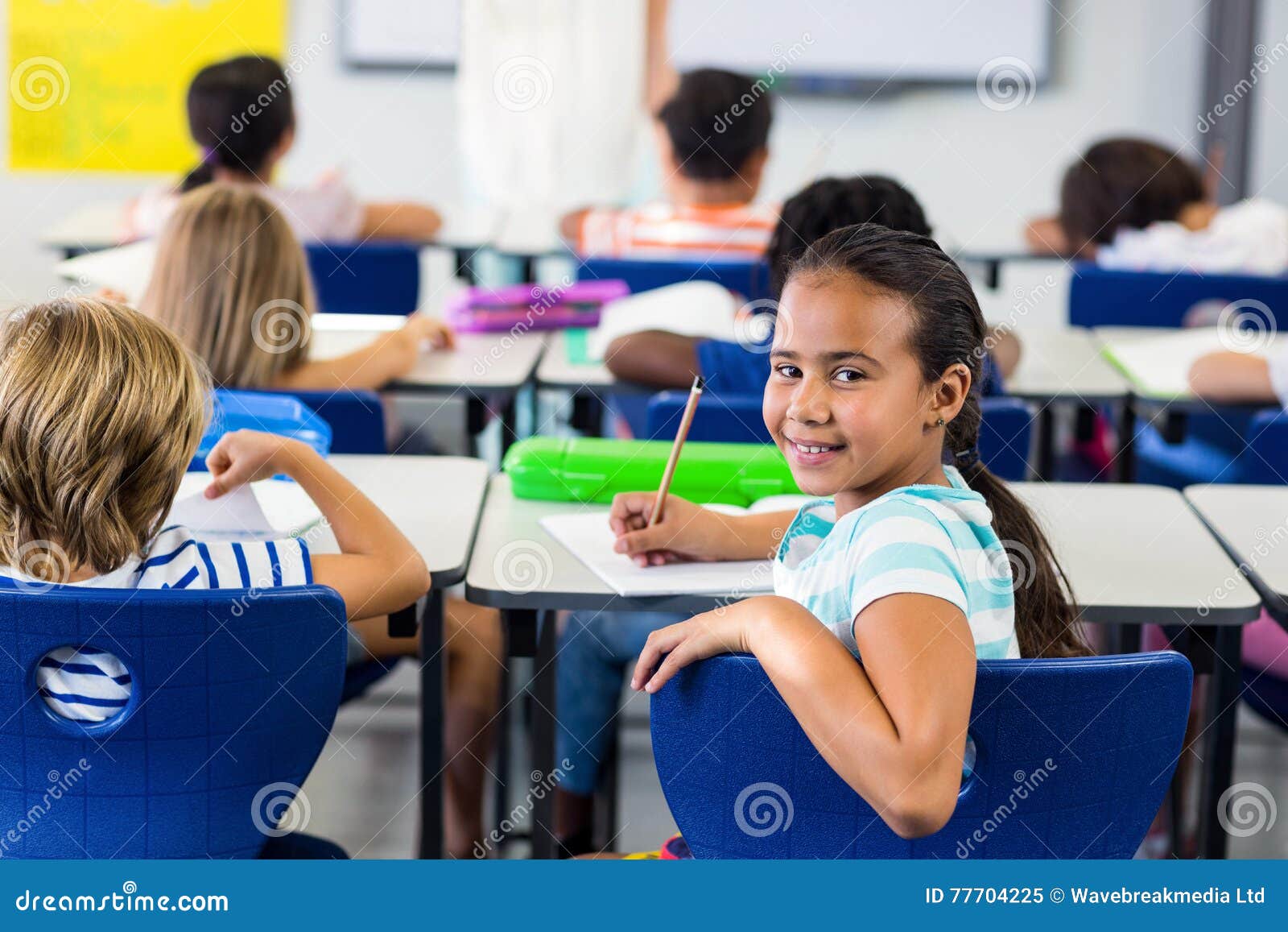 Fille Avec Des Camarades De Classe Dans La Salle De Classe Image Stock
