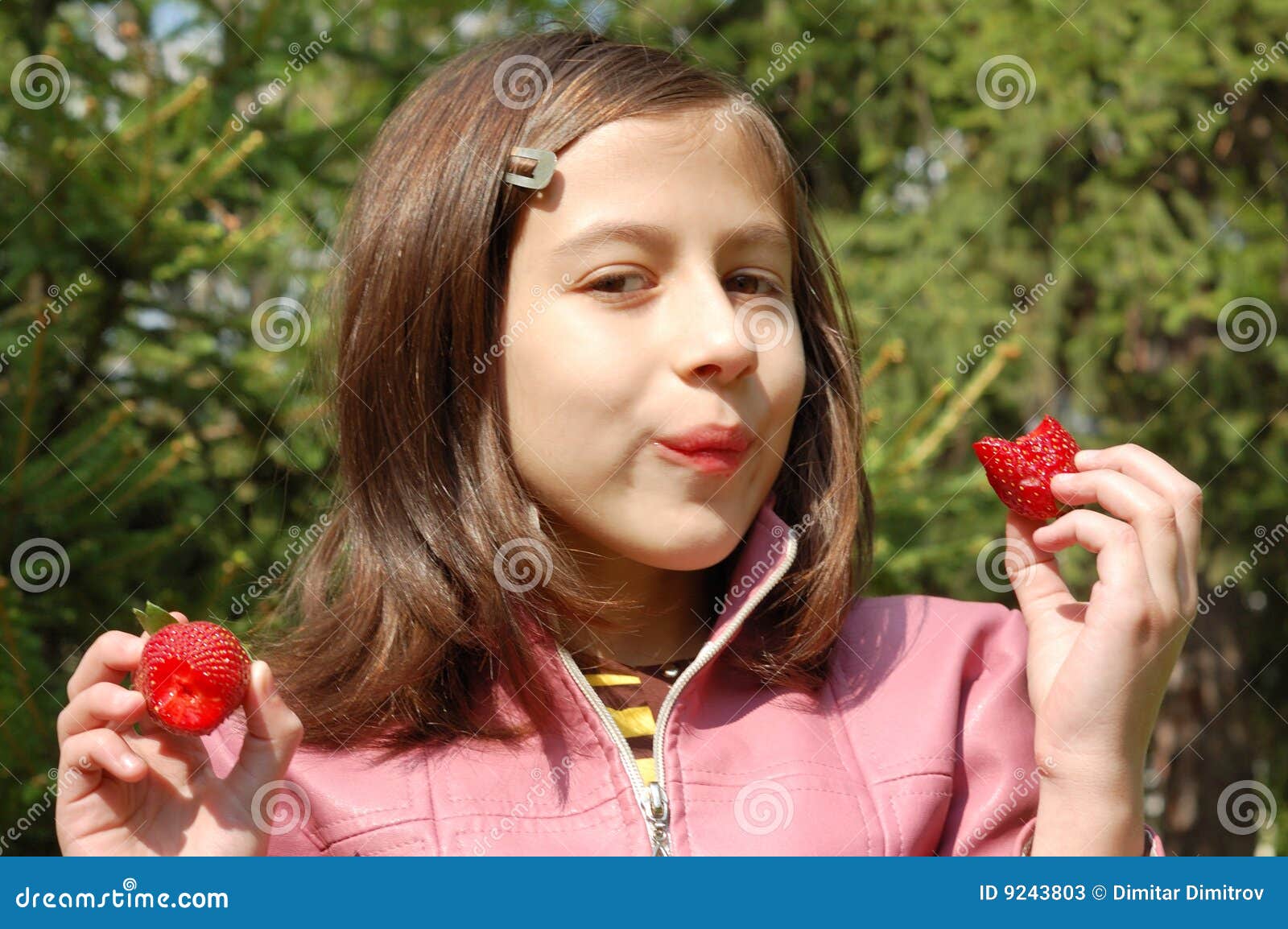 Fille avec des fraises image stock. Image du gens, visage - 9243803