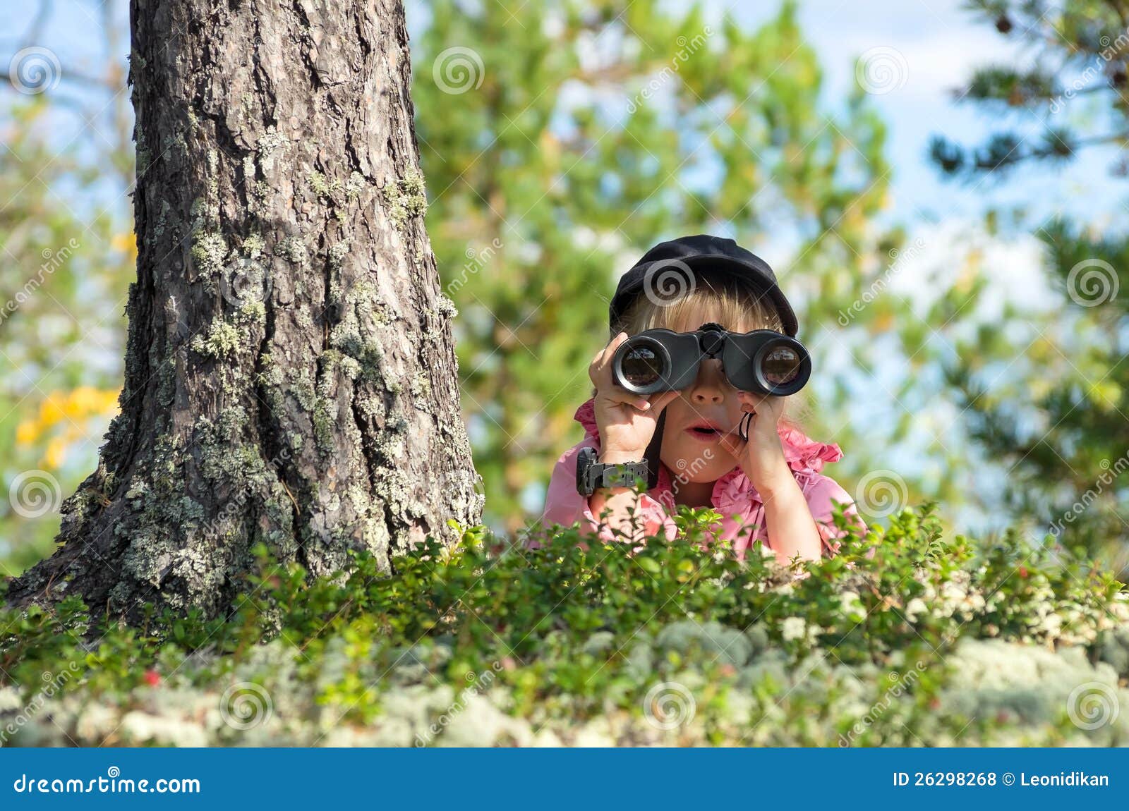 Fille Avec Des Jumelles Photo Stock Image Du Regarder 26298268