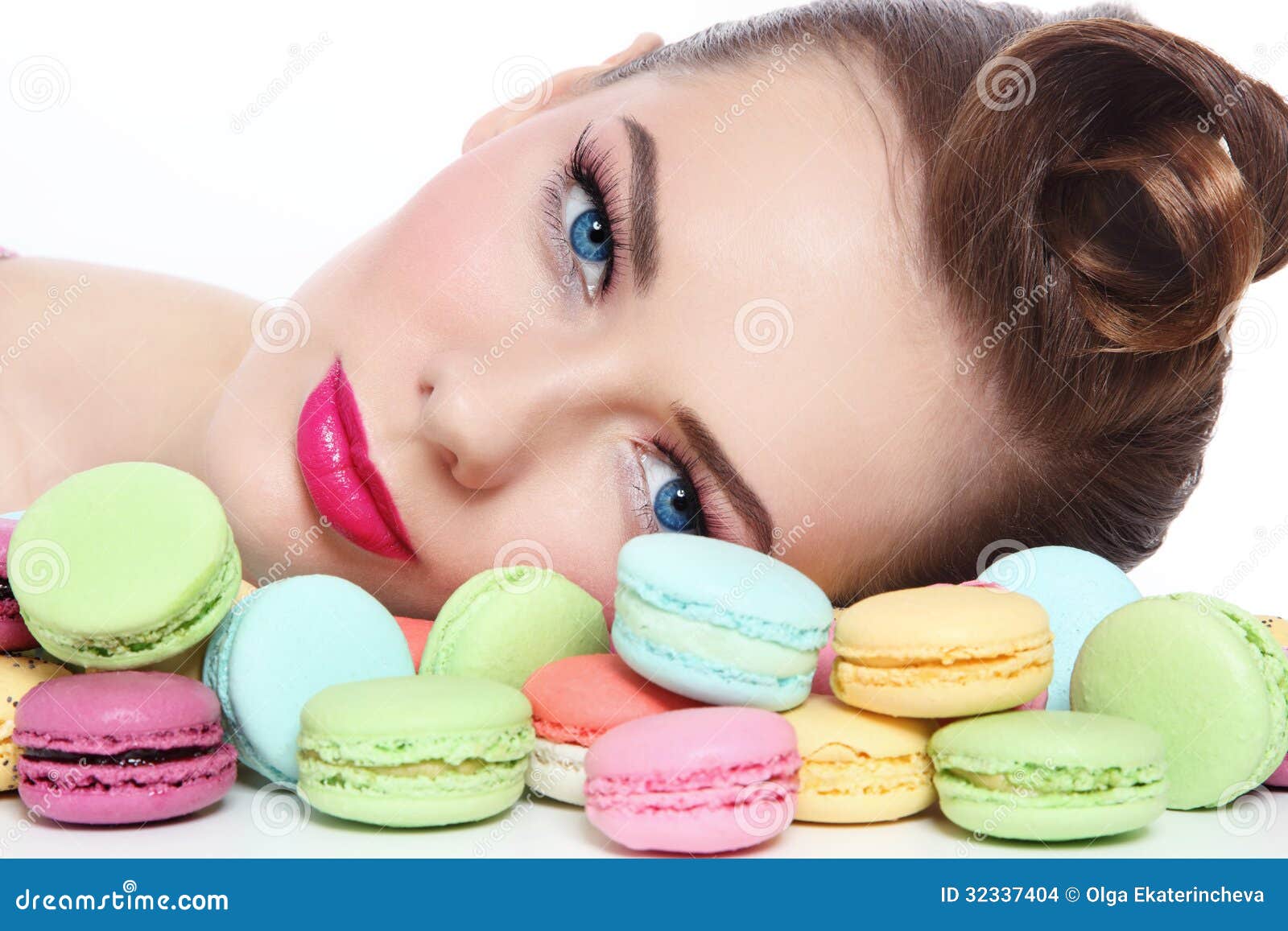 Fille avec des macarons photo stock. Image du calories - 32337404