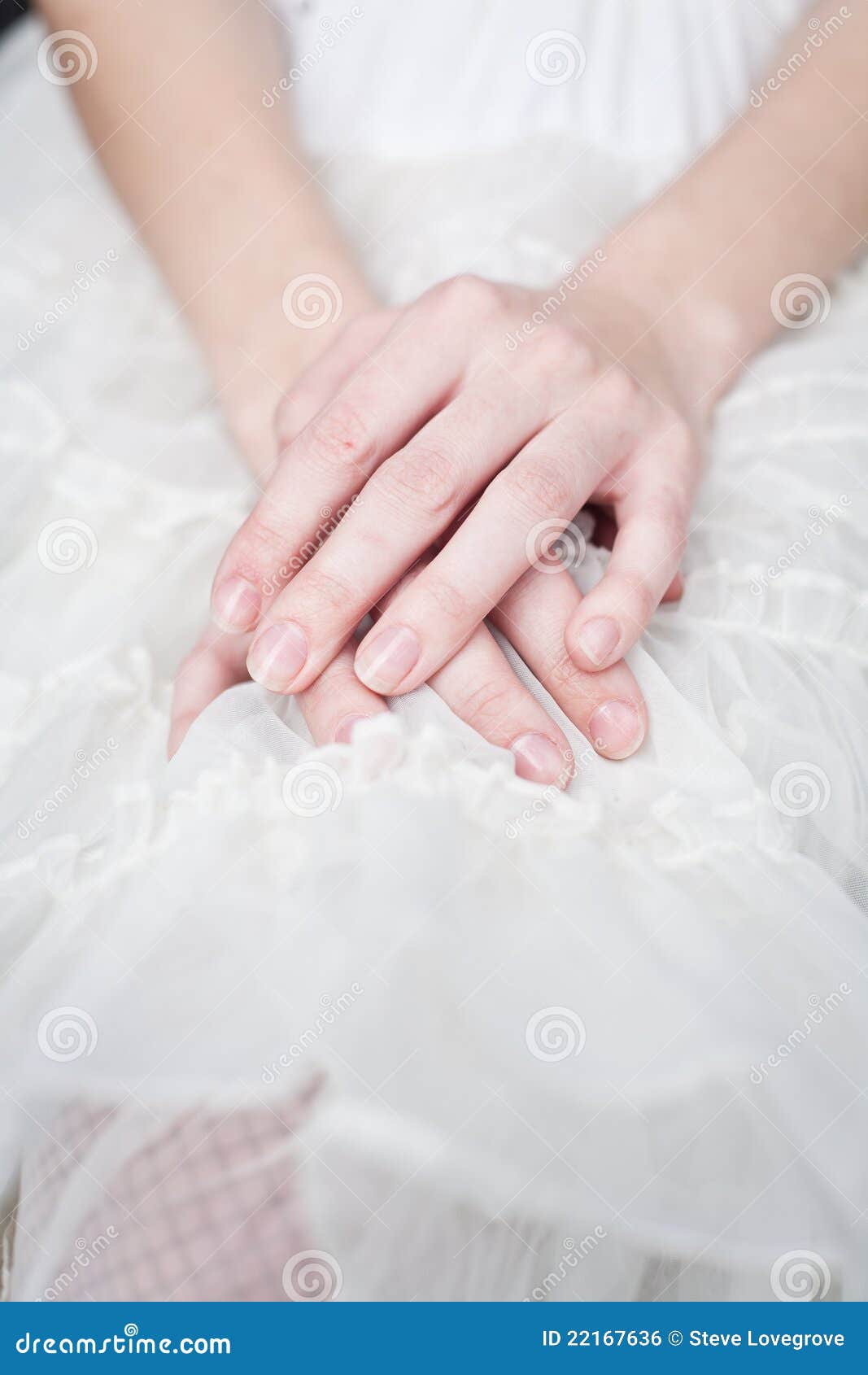 Fille Avec Des Mains Sur Les Genoux Photo stock - Image du femelle ...