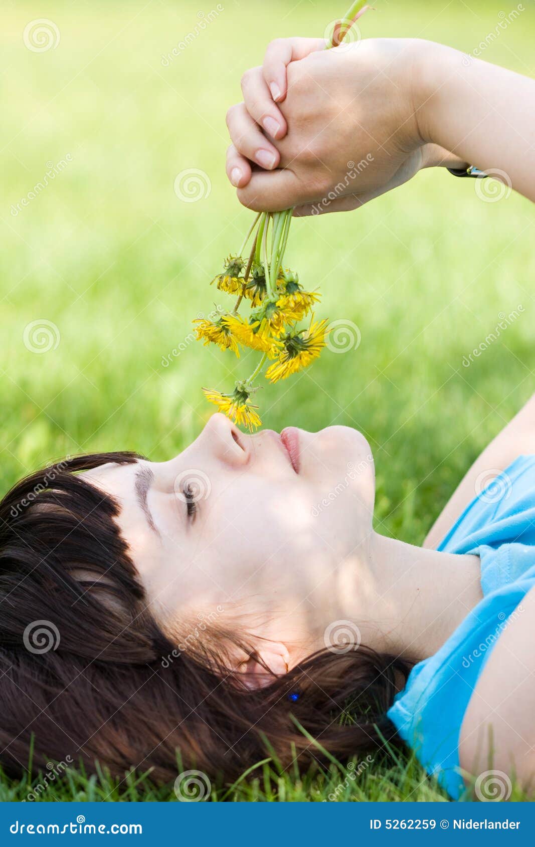 Fille Avec Des Pissenlits Image Stock Image Du Herbe 5262259