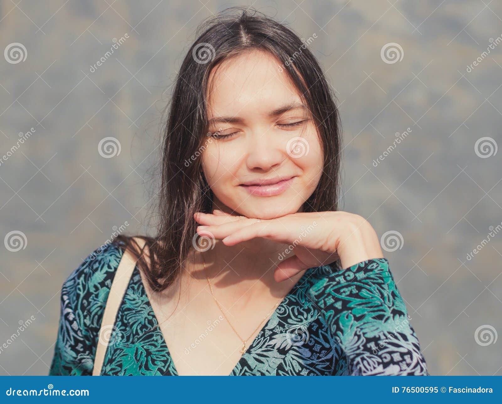 Fille Avec Des Yeux Fermés Et Des Mains Sous Son Menton Image Stock