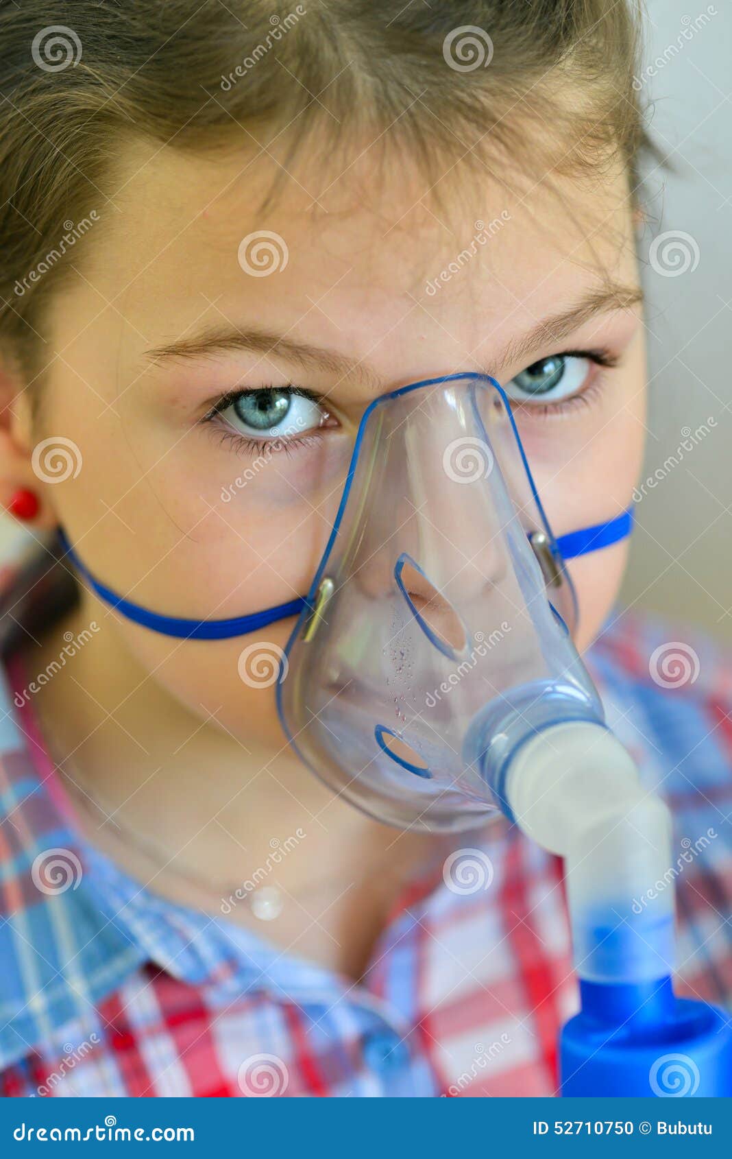 Fille Avec L'inhalateur D'asthme Photo stock - Image du expiration ...