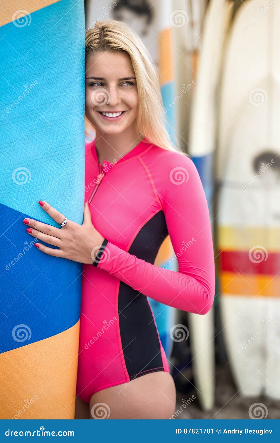 Fille Avec La Planche De Surf Dehors Image stock - Image du fermer ...