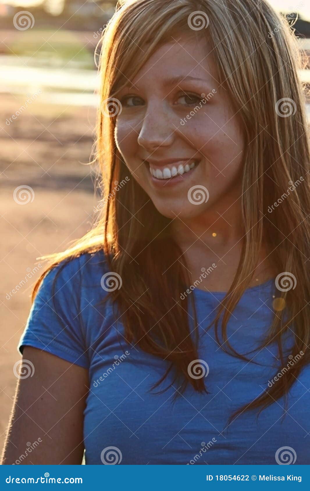 Fille avec le beau sourire photo stock. Image du sourire - 18054622