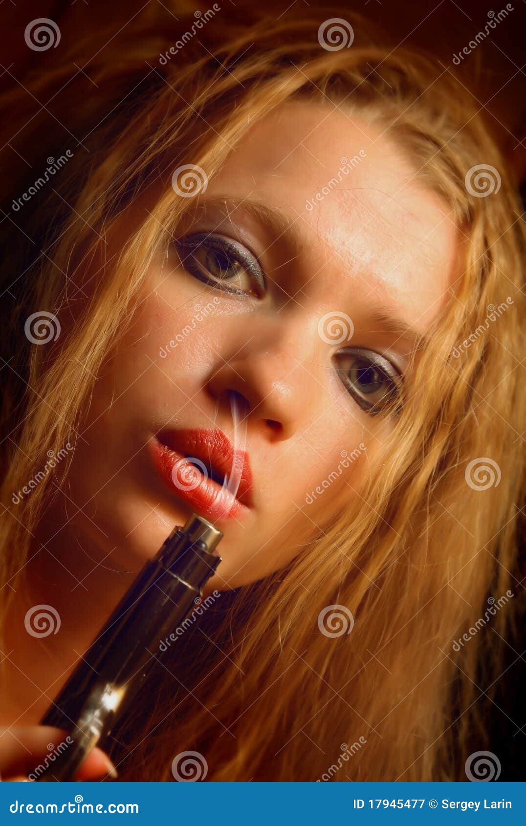 Fille avec le canon image stock. Image du revolver, beau - 17945477