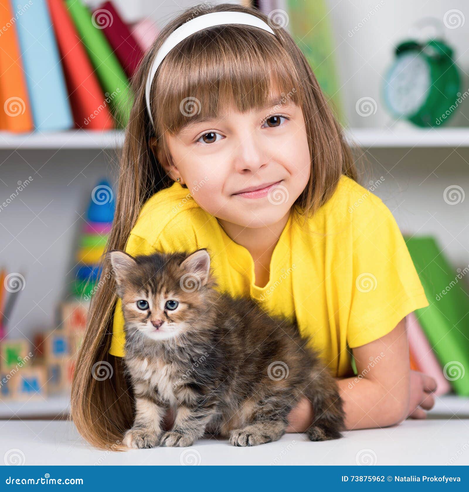 Fille Avec Le Chaton Mignon Photo Stock Image Du Enfant Domestique