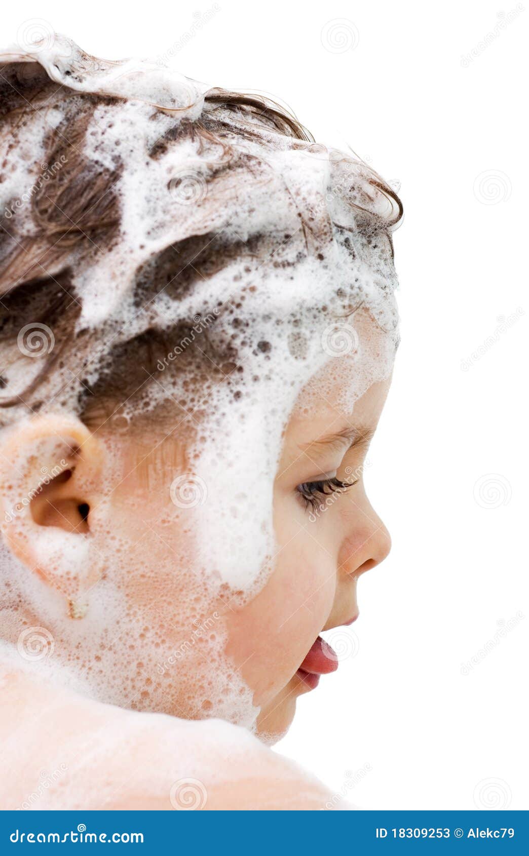 Fille Avec Le Cheveu Humide Dans La Mousse Du Shampooing Image stock ...