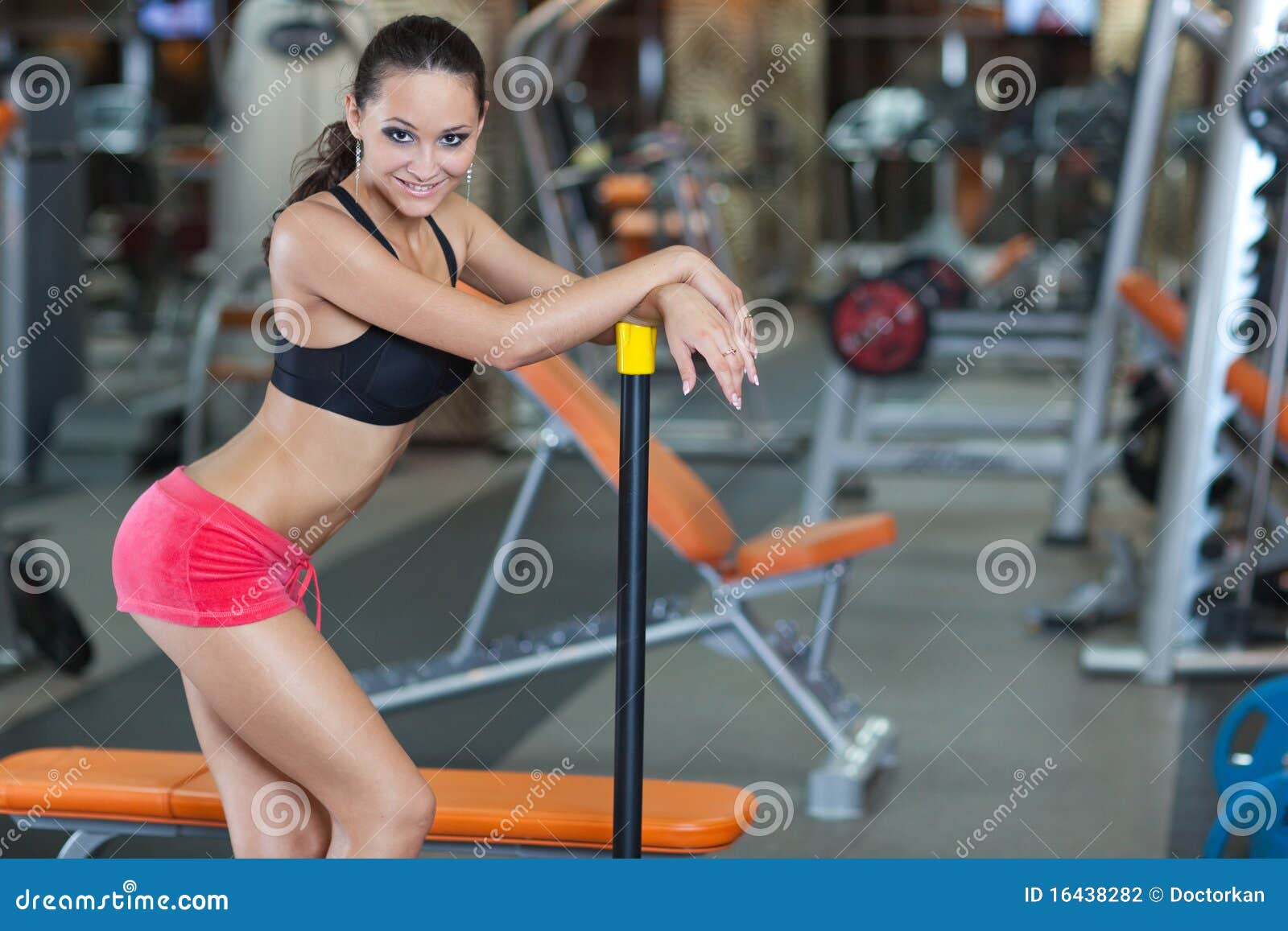 Fille Avec Le Fuselage Parfait Dans Le Hall De Forme Physique Photo