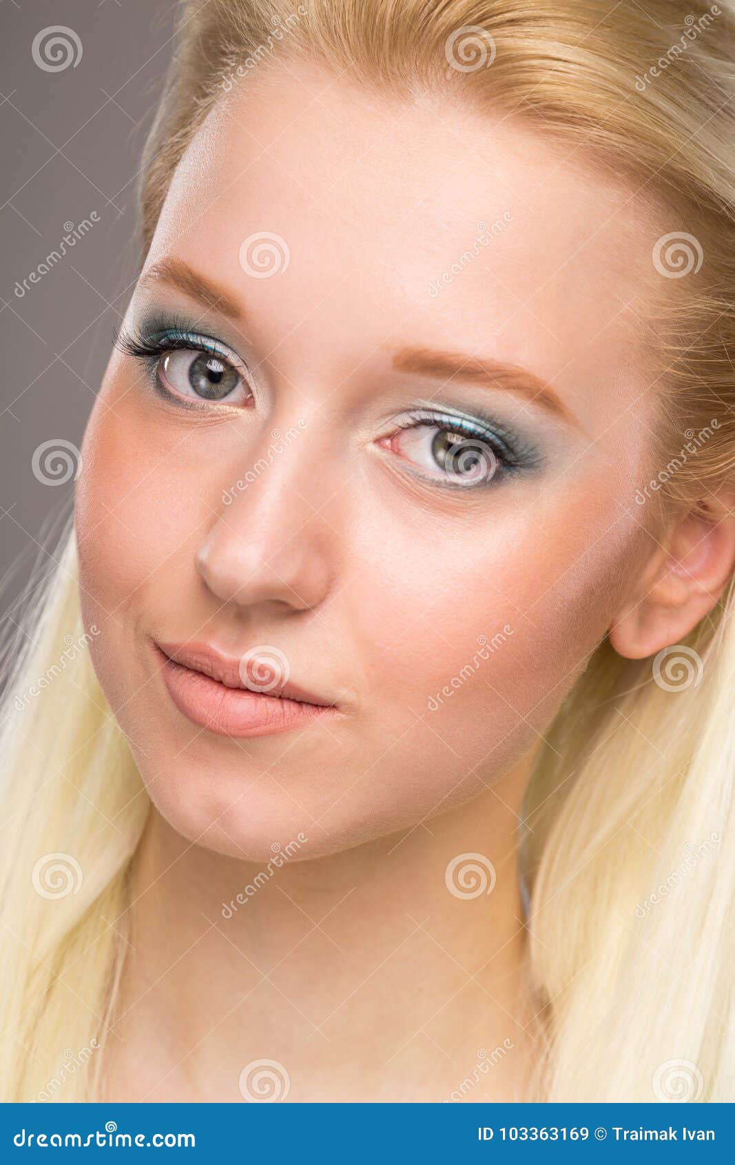 Fille Avec Le Maquillage Sur Son Visage Image stock - Image du oeil ...