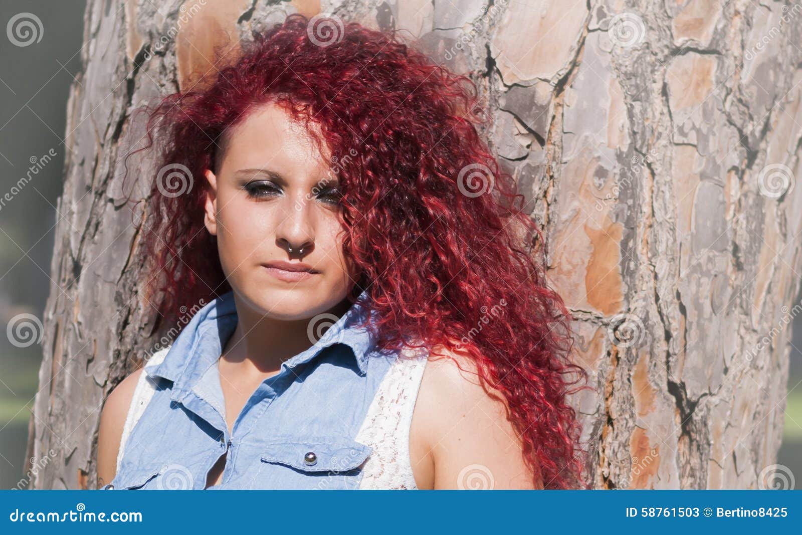 Fille Avec Les Cheveux Rouges Image stock - Image du avec, rouge: 58761503