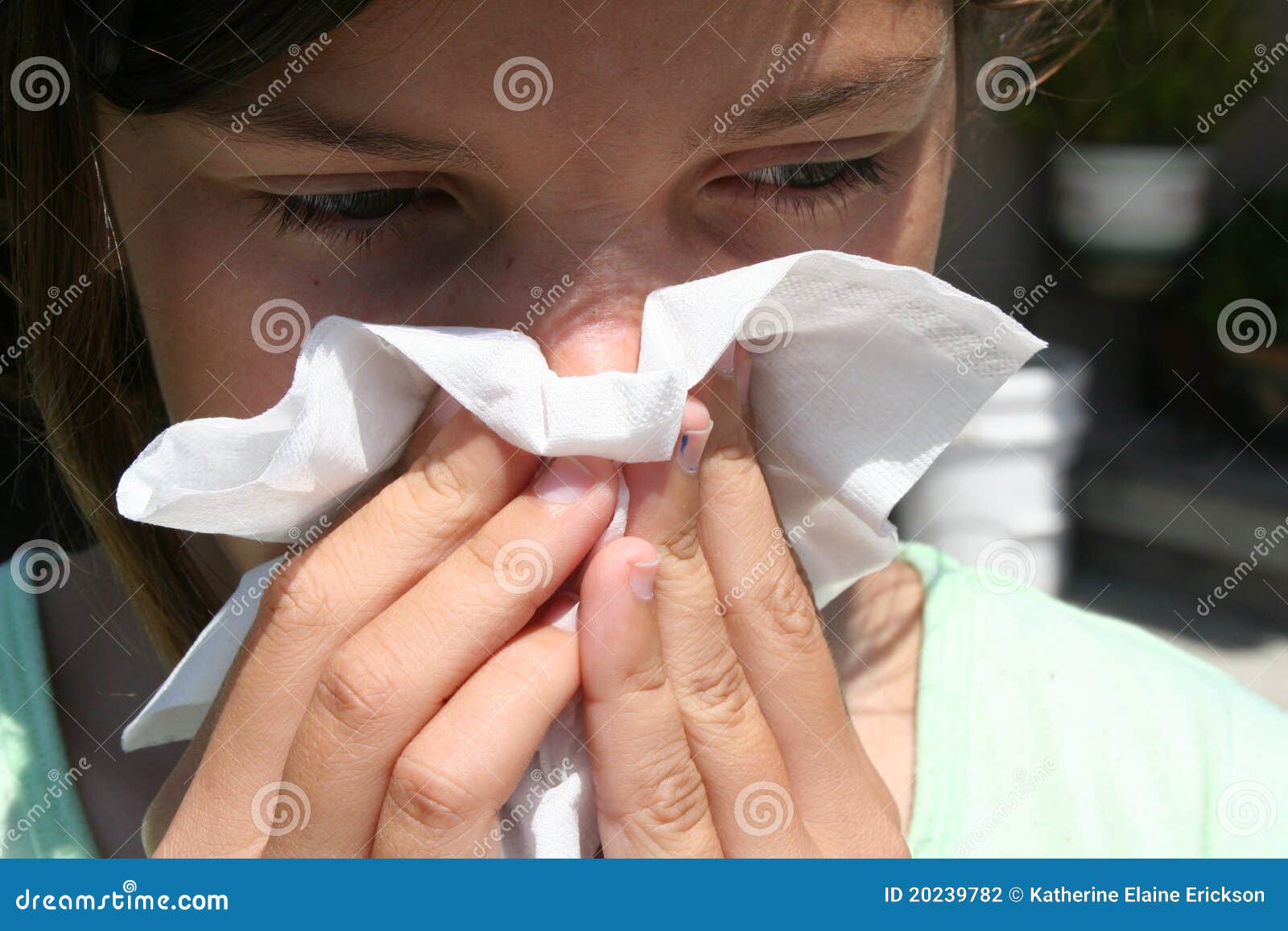 Fille avec un nez fin photo stock. Image du soin, malade - 20239782