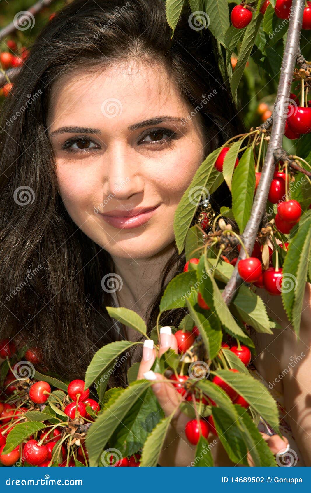 Fille avec une merise photo stock. Image du femelle, groupe - 14689502