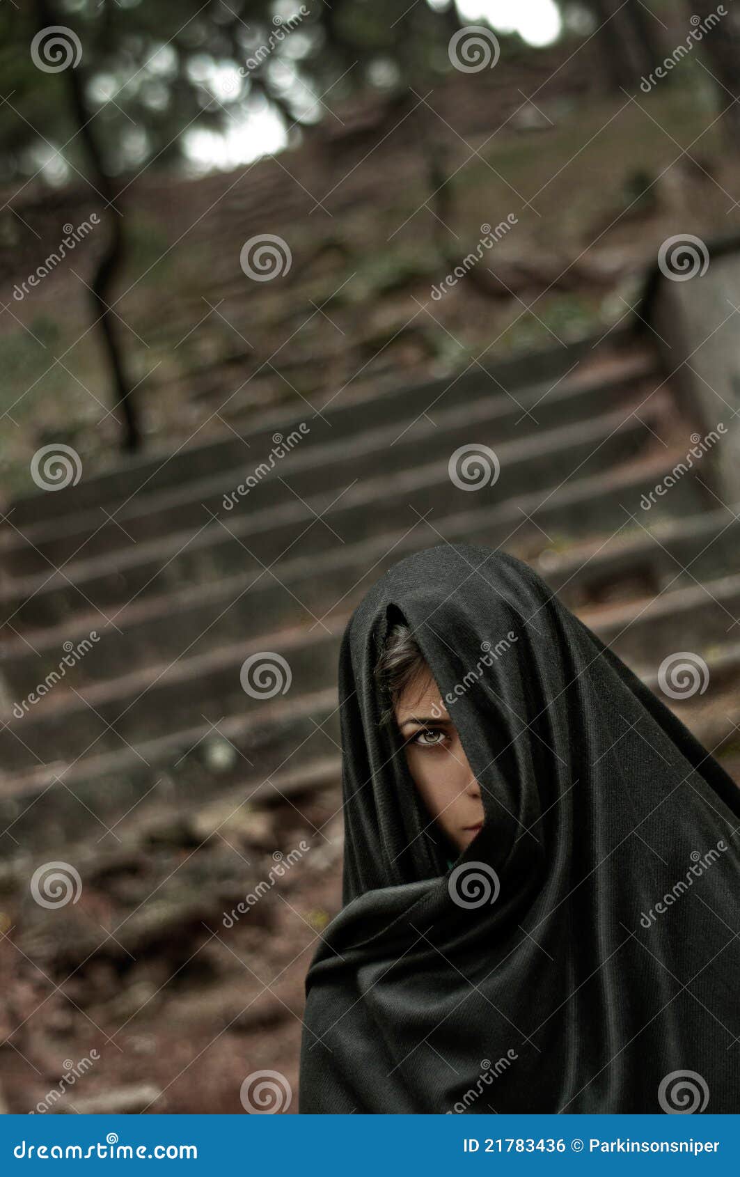 Fille bizarre dans le noir photo stock. Image du diabolique - 21783436