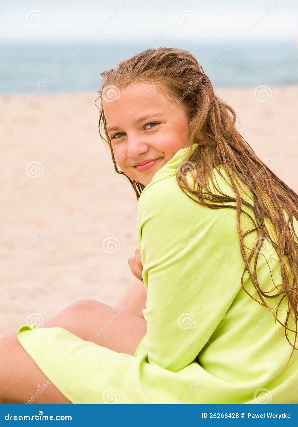 Fille Blonde Avec Lessuie Main Vert Photo Stock Image Du Verticale