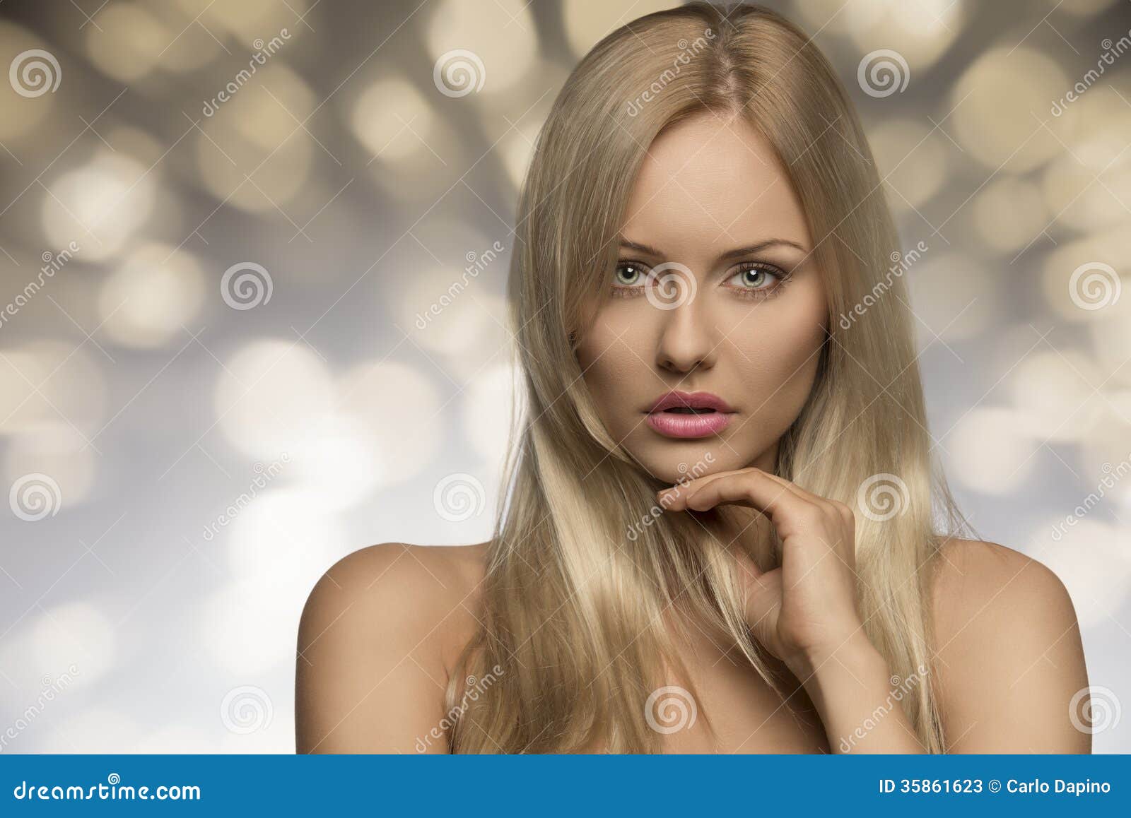 Fille Blonde Avec Le Regard Naturel Image stock - Image du assez, frais ...