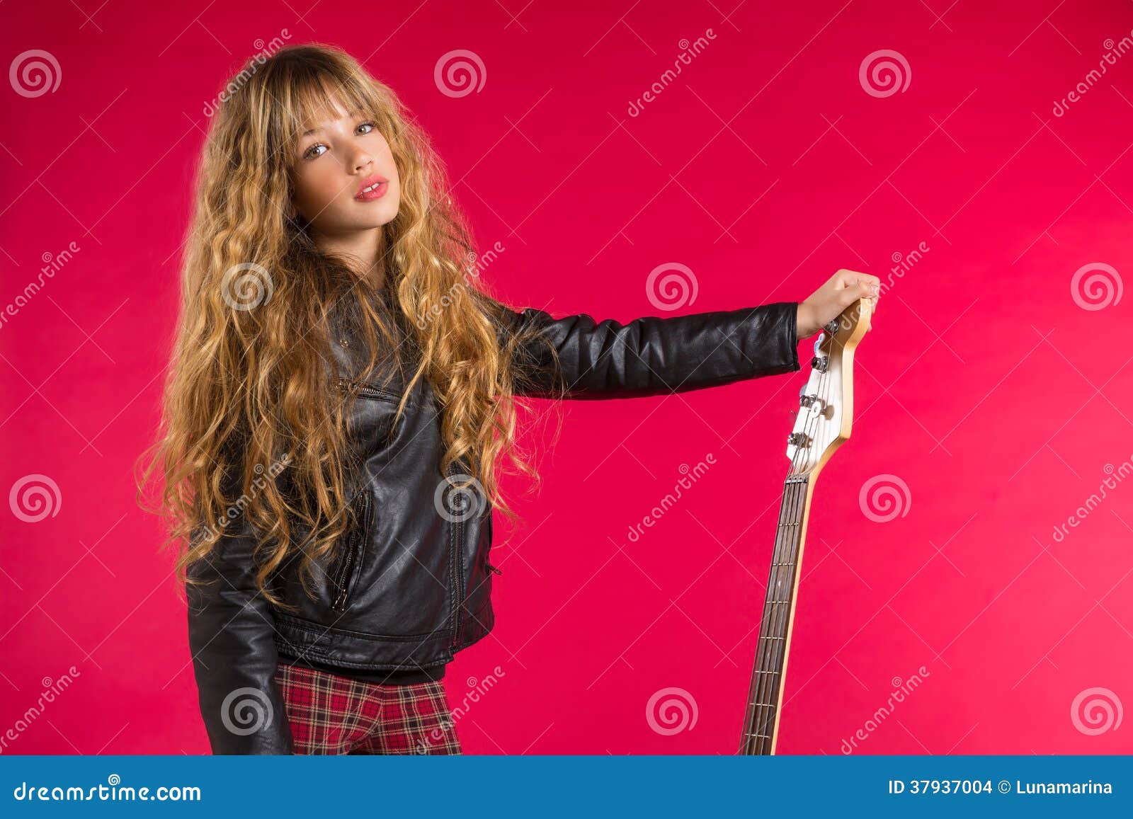 Fille Blonde De Rock Avec La Guitare Basse Sur Le Rouge Photo Stock