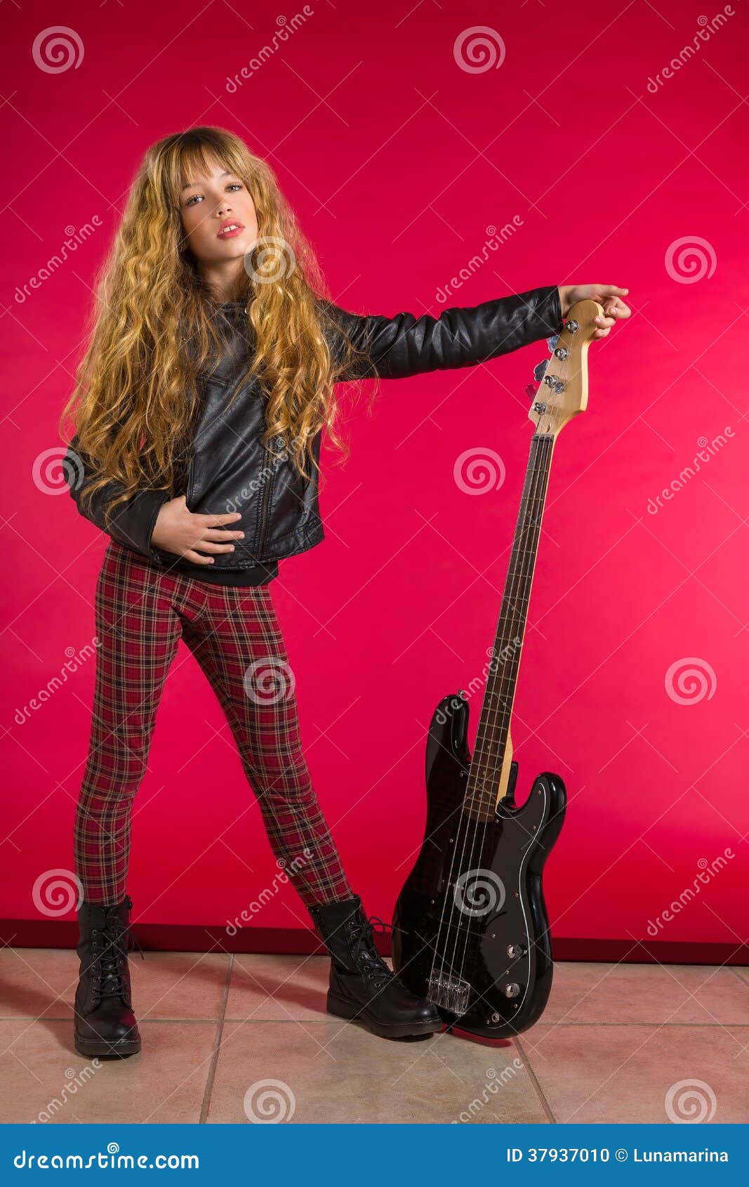 Fille Blonde De Rock Avec La Guitare Basse Sur Le Rouge Photo Stock