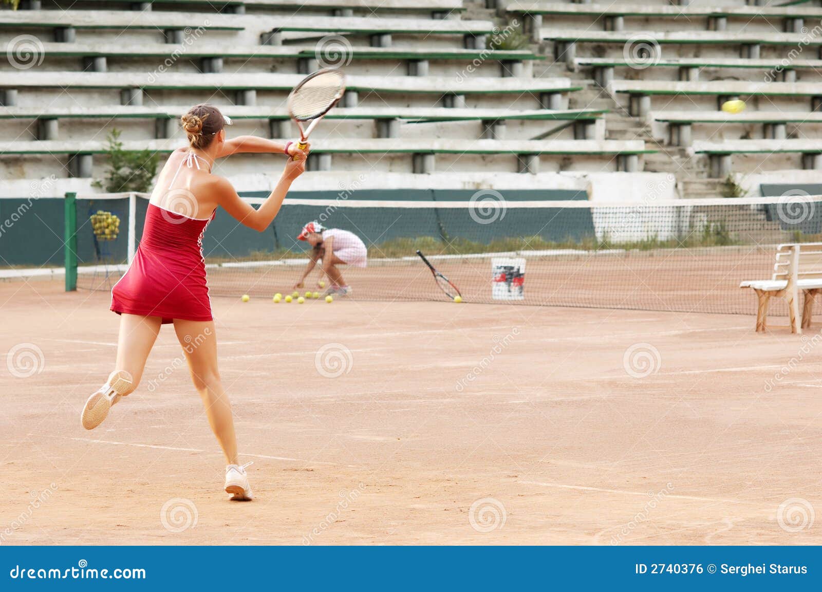 Fille Blonde Jouant Le Tennis Image. Image: 2740376