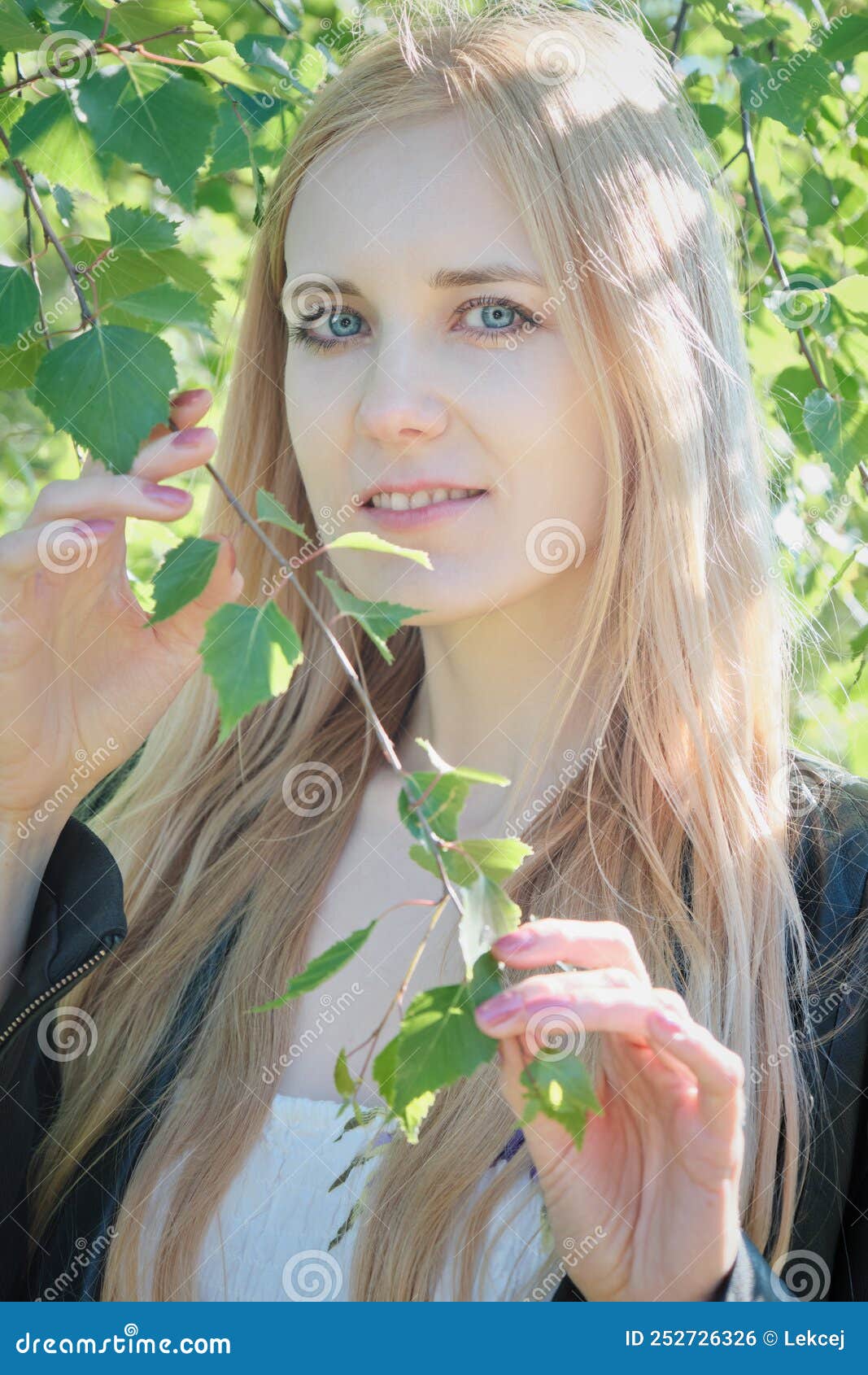 Fille Blonde Mignonne Photo Stock Image Du Sept Quatre 252726326