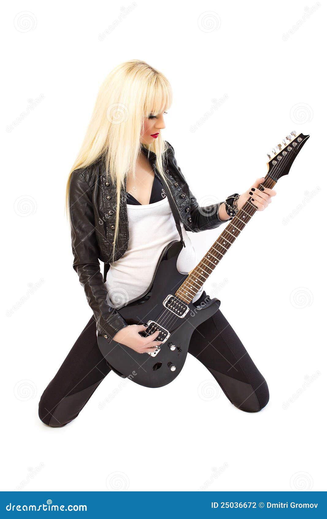 Fille Blonde Rockstar En Jouant La Guitare Noire Photo Stock Image Du