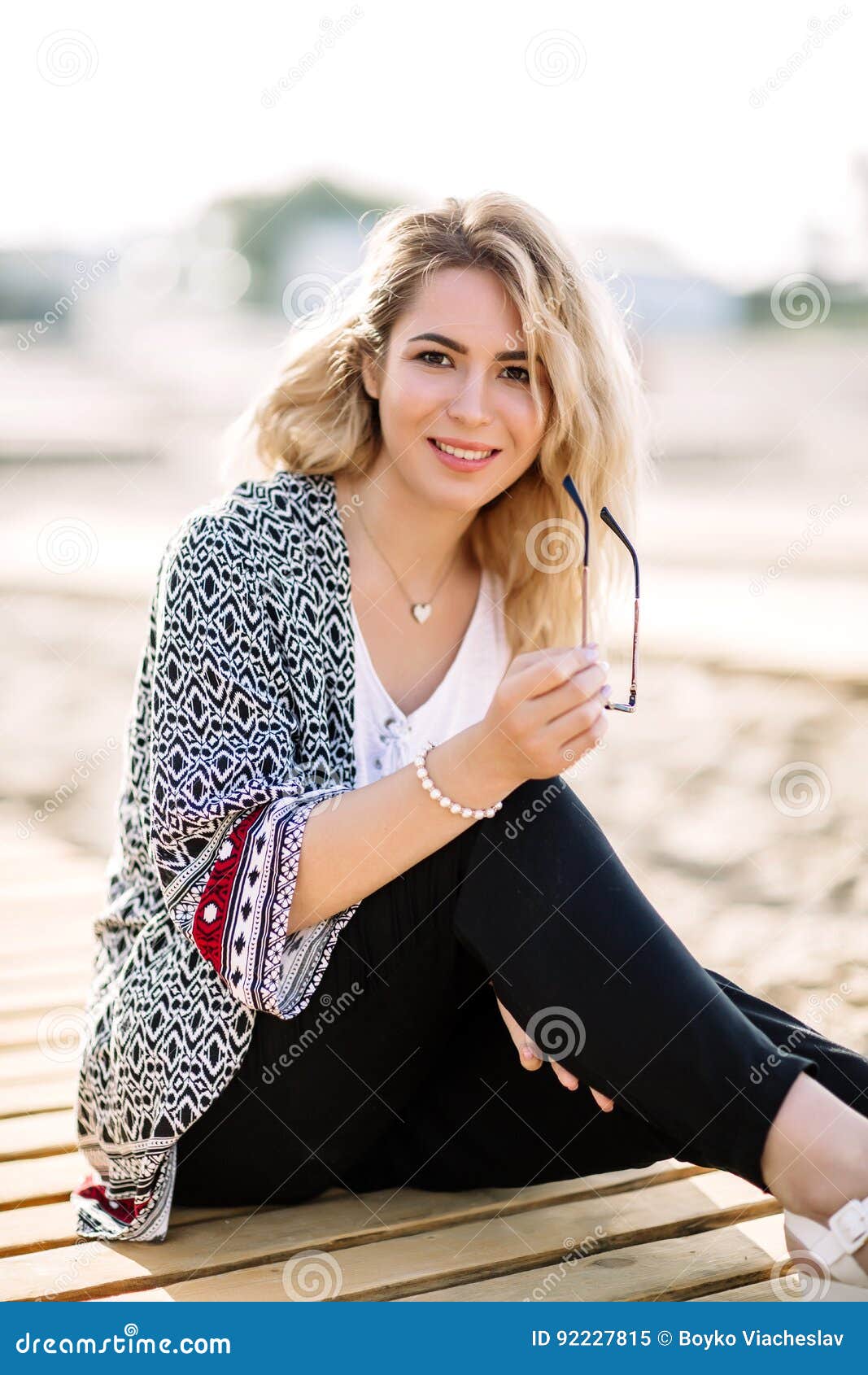 Fille Blonde Sur La Plage De La Plage Sablonneuse Par La Mer Image