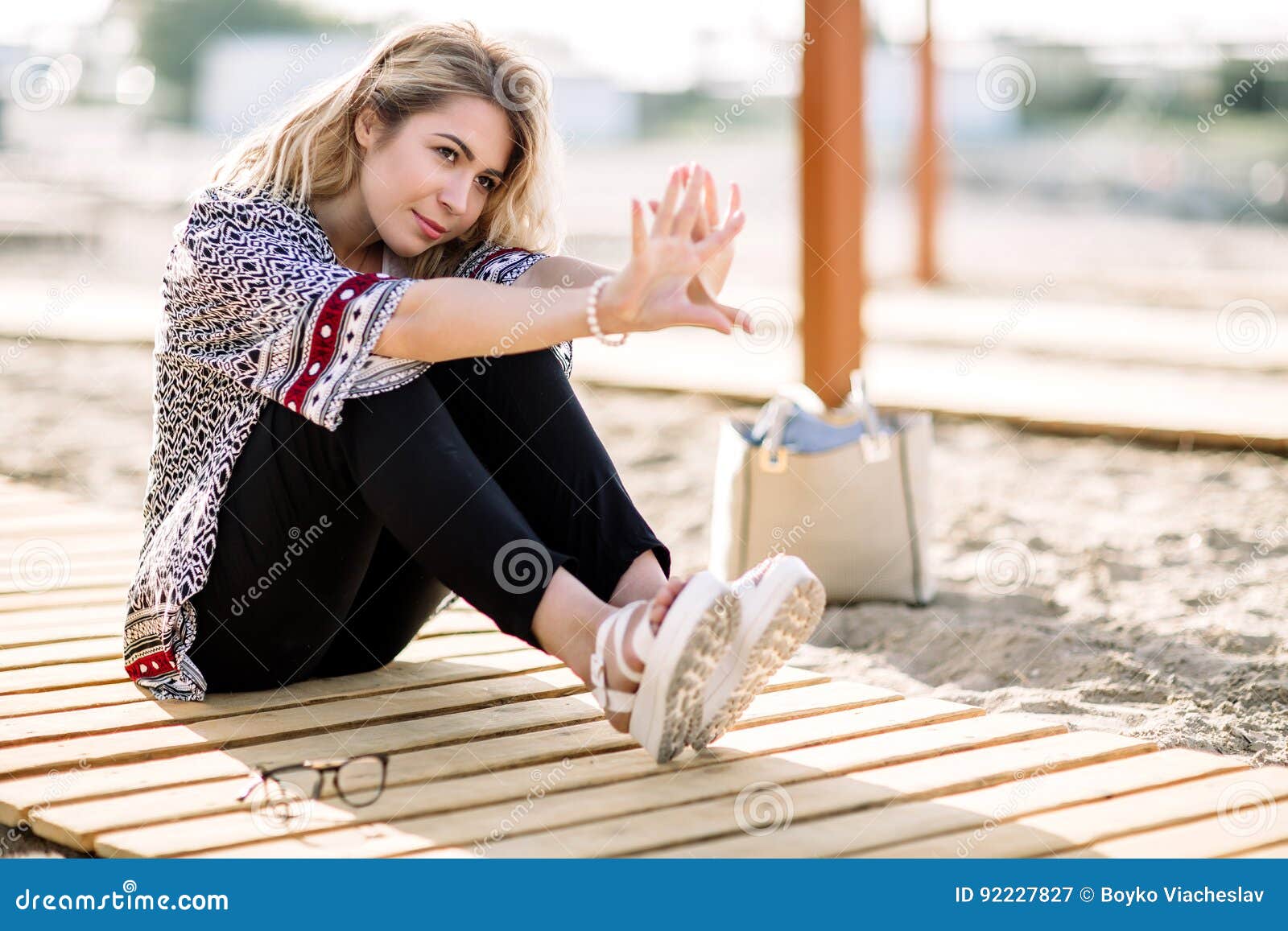 Fille Blonde Sur La Plage De La Plage Sablonneuse Par La Mer Image