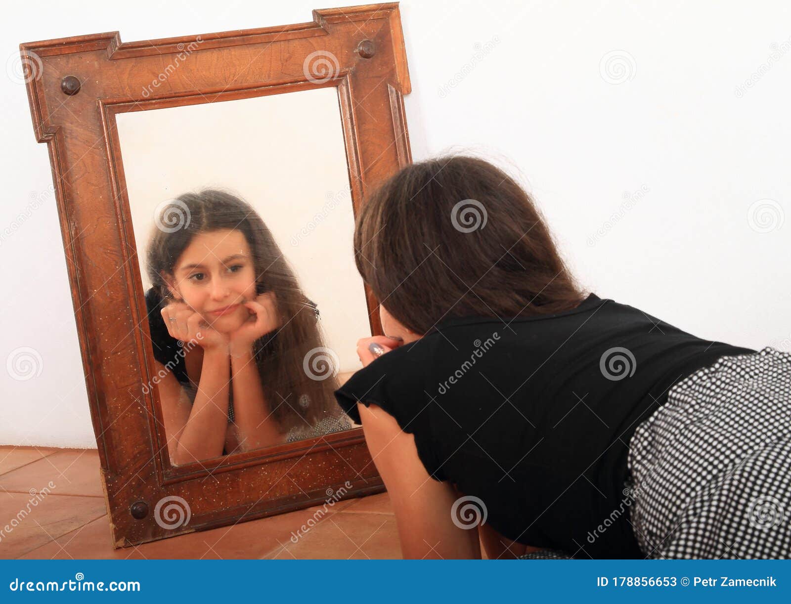 Fille Brune Se Regarder Dans Le Miroir Image Stock Image Du Beauté