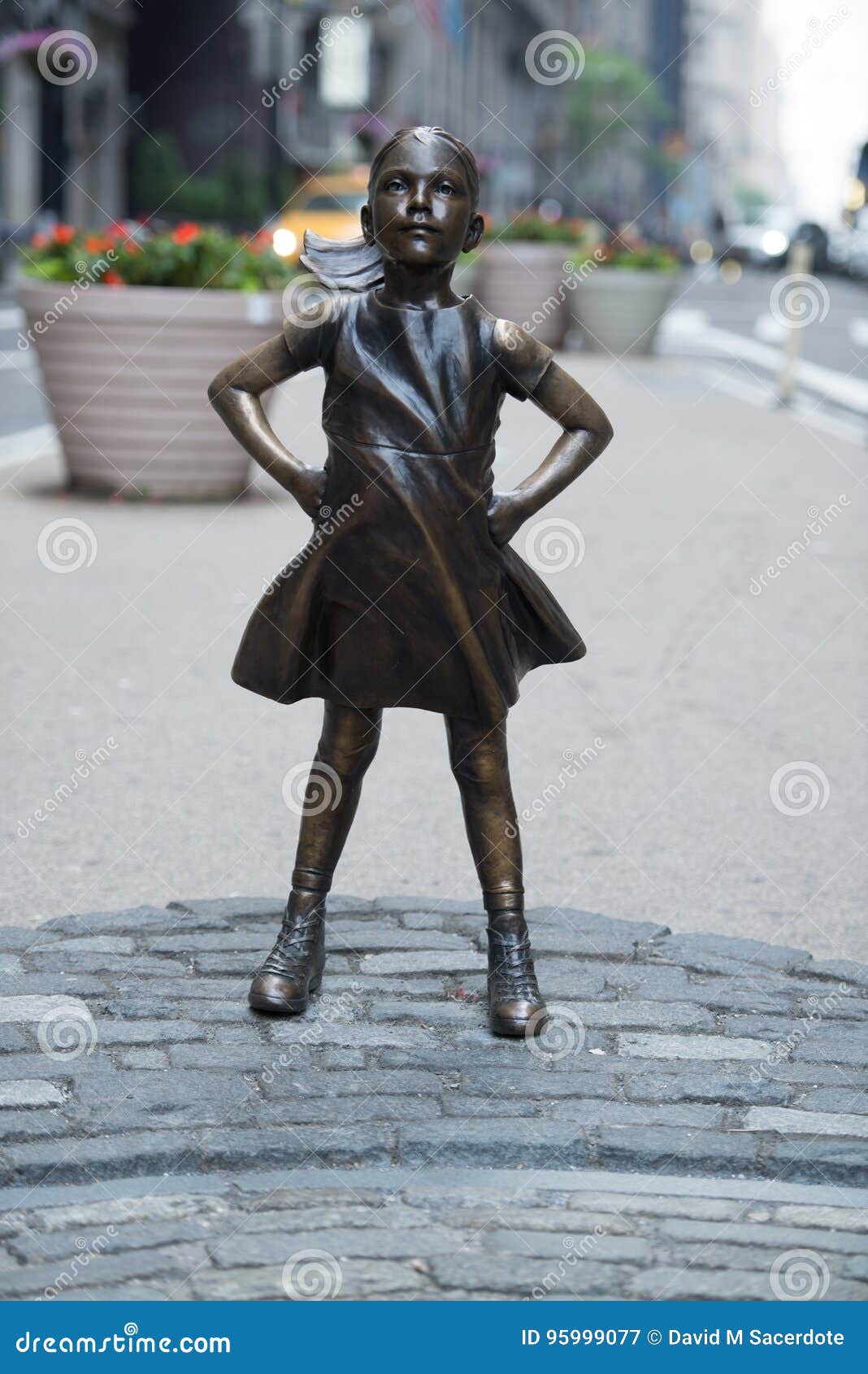 Fille courageuse photographie éditorial. Image du statue - 95999077