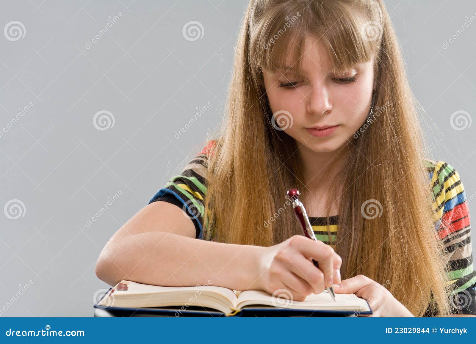 Fille D'adolescent Notant Au Bloc-notes Photo stock - Image du fille ...
