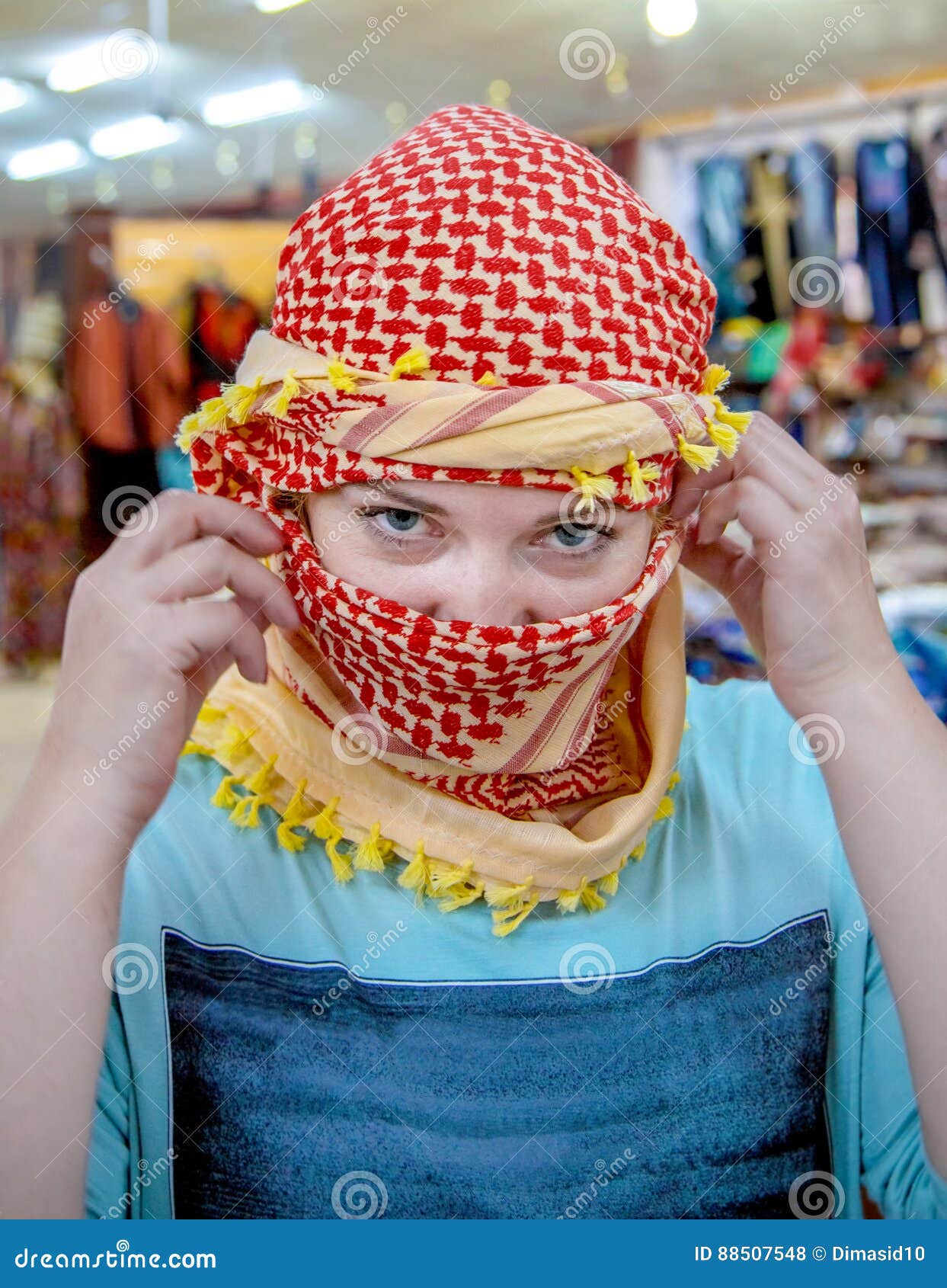 Fille Daspect Slave Portant Un Arabe De Foulard Photo Stock Image Du