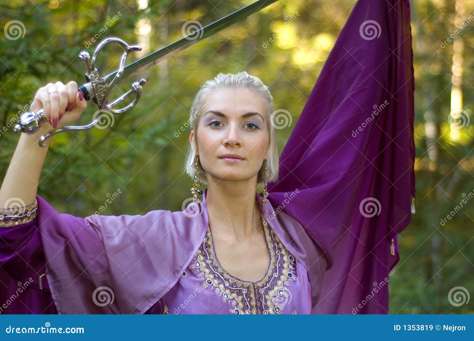 Fille d'elfe image stock. Image du costume, blonde, cheveu - 1353819