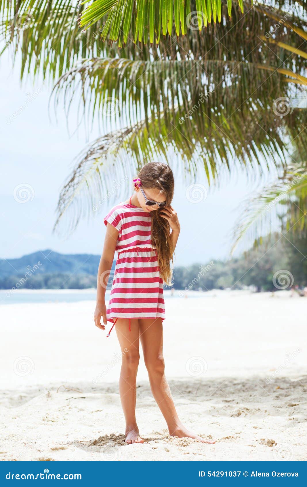 Fille D'enfant Sur La Plage Image stock - Image du gosse, paradis: 54291037