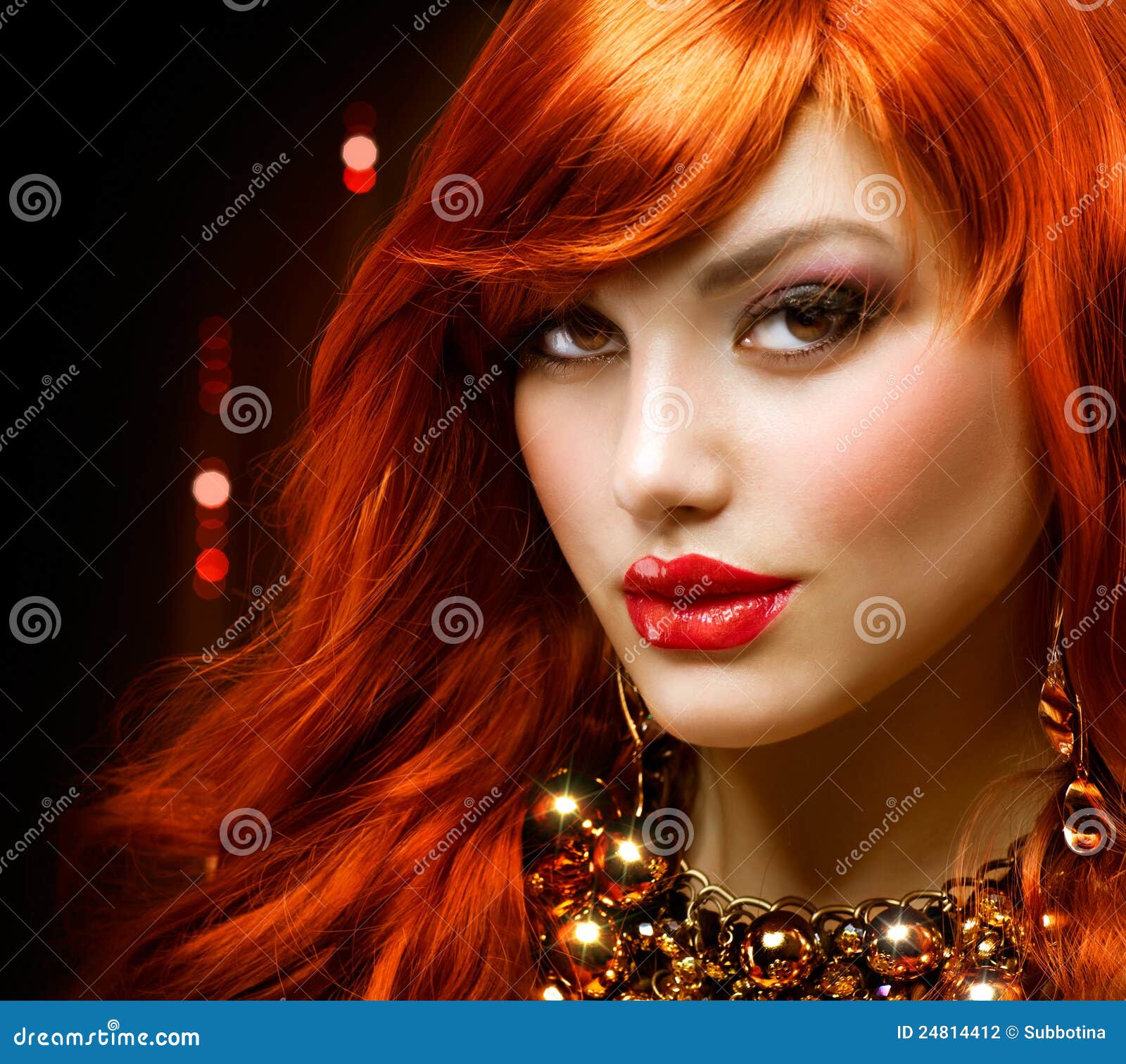 Fille D'une Chevelure Rouge Photo stock - Image du longtemps, soin ...