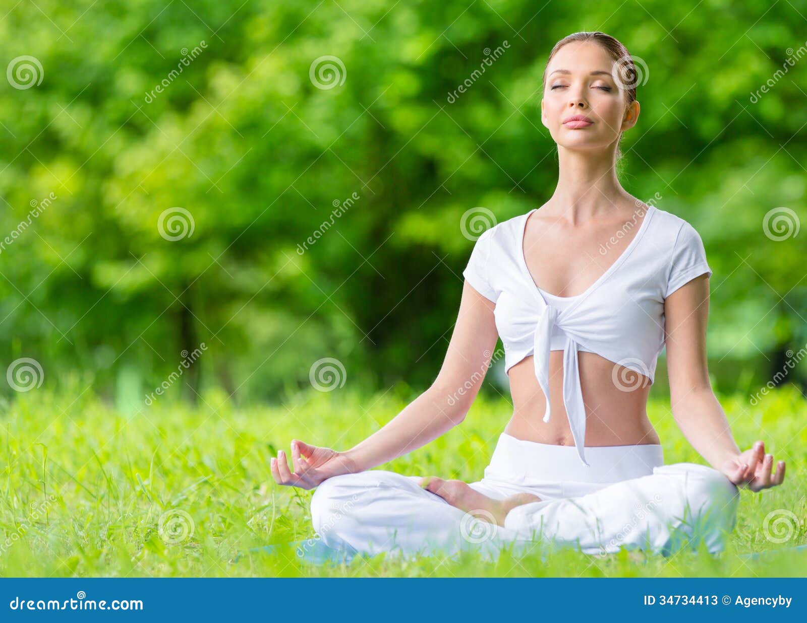 Fille Dans Faire Des Gestes De Zen De Position D'asana Image stock ...