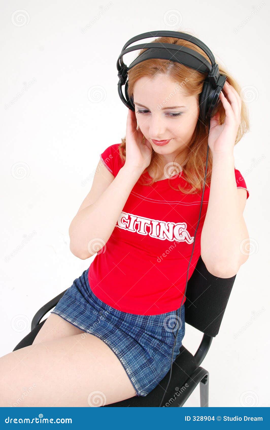 Fille Dans La Mini Jupe Avec Lécouteur Photo Stock Image Du Sain
