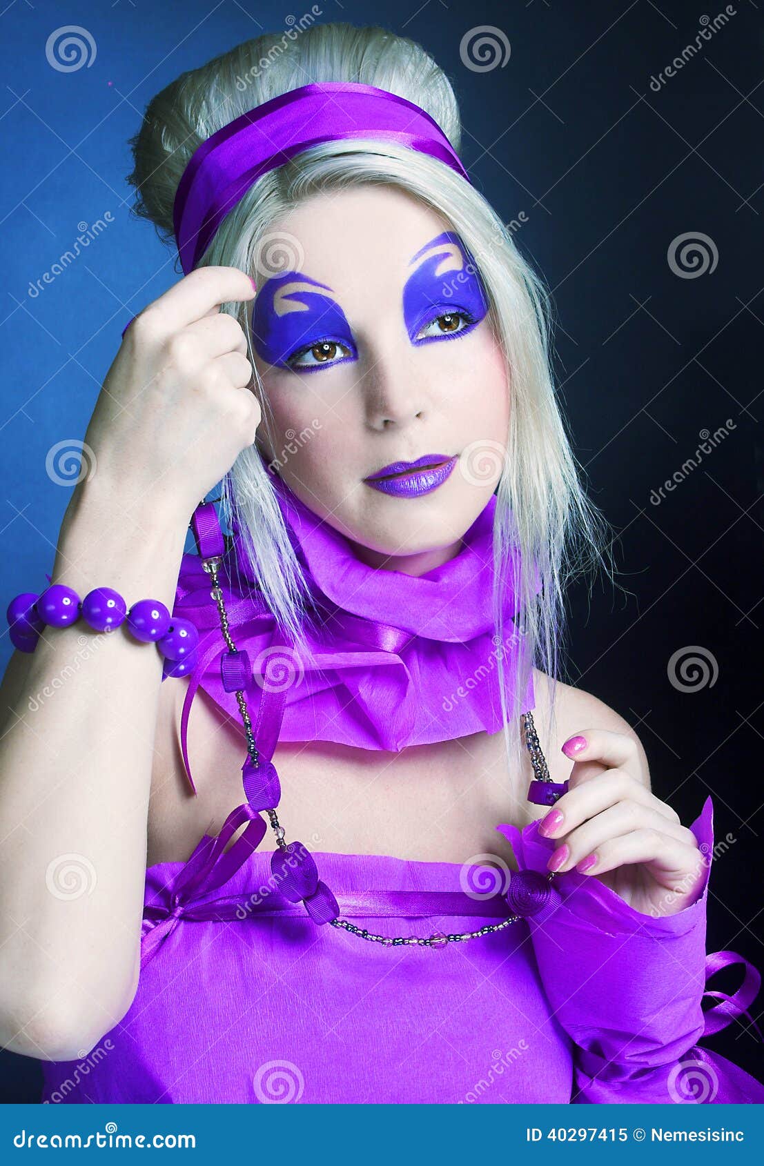 Fille dans la violette image stock. Image of assez, lumineux - 40297415